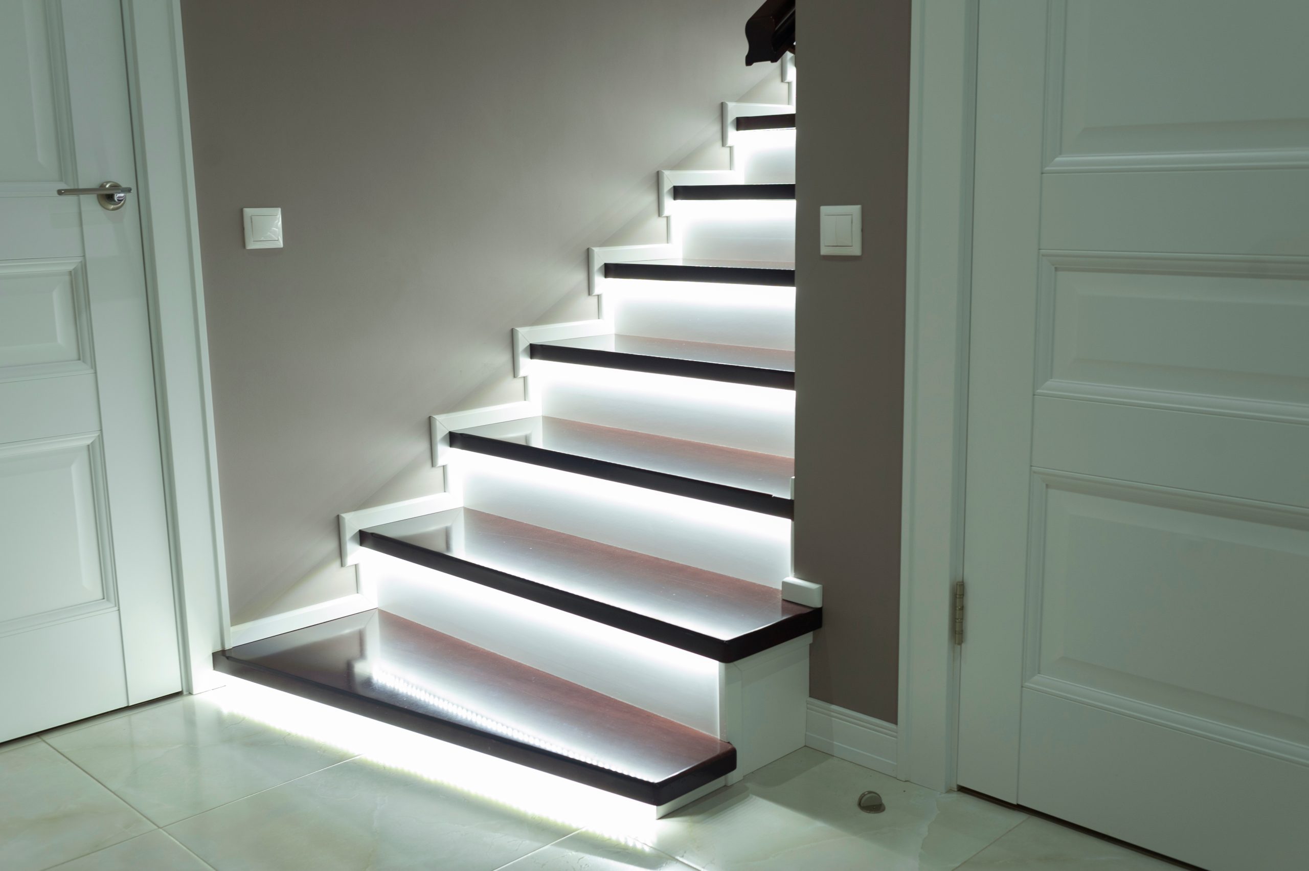 A guide to choosing the right LED stair lights for your home - Tailor ...